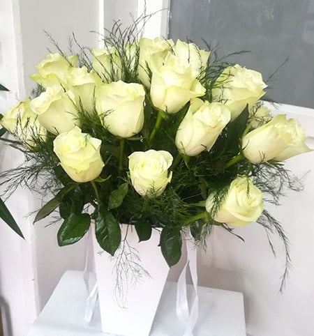 Elegantan Flower box sa 25 belih ruža