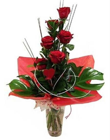Buket 5 crvenih ruža sa pratećom dekoracijom