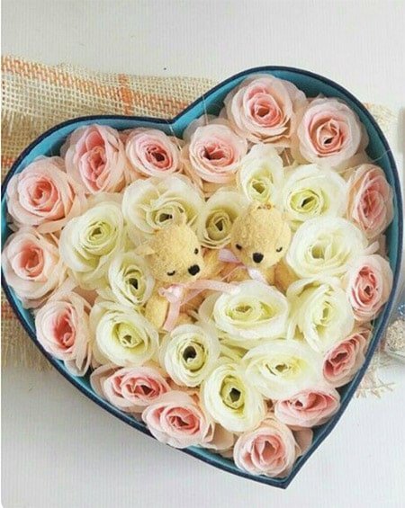 Aranžman sa 15 roze i 13 belih ruža u obliku srca sa malim medama