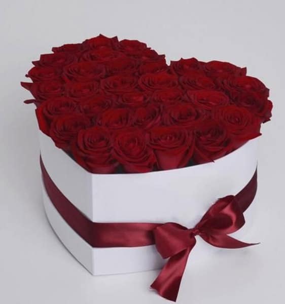 Elegantni flower box sa 25 crvenih ruža jednostavno ostavlja bez daha