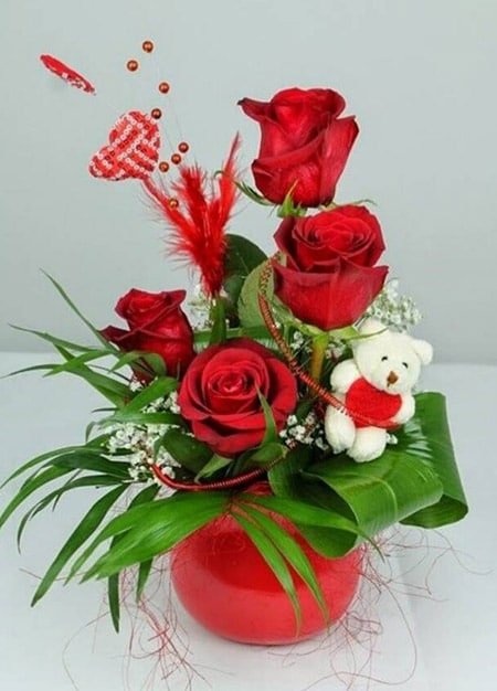 Simpatično romantični aranžman sa 5 crvenih ruža, medom, srcem i zelenilom