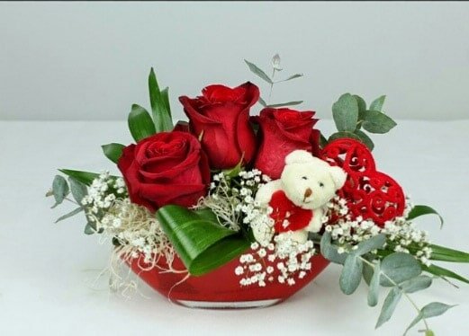 Crvene ruže, meda i srce sa pratećom dekoracijom