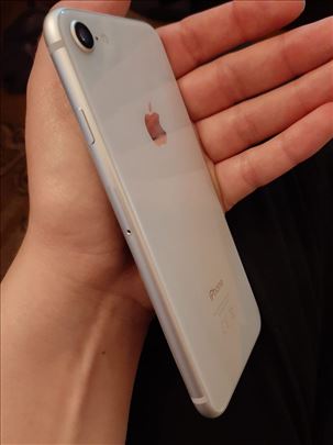 iPhone 8 silver menjam za S10