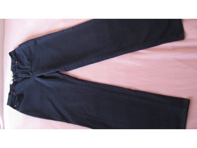 tamno plave pantalone