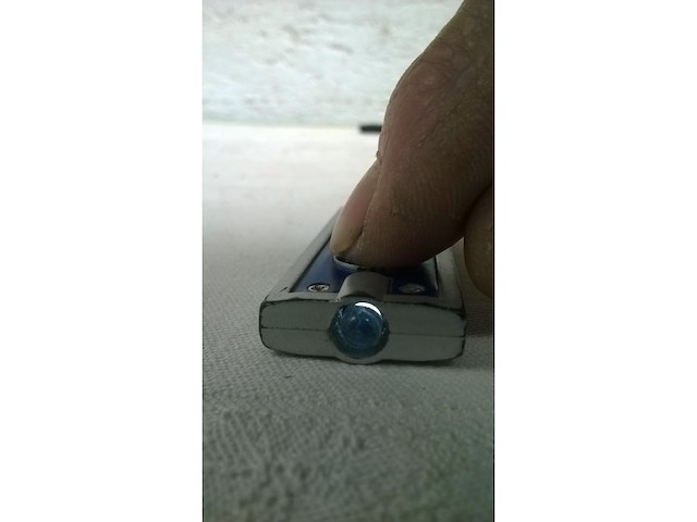 Privezak za kljuceve sa led diodom 6 cm..