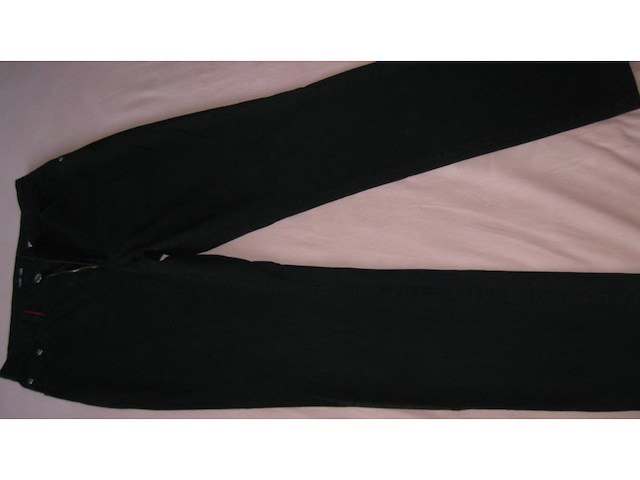 oto kern 38 crne pantalone