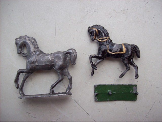 2 olovna konja