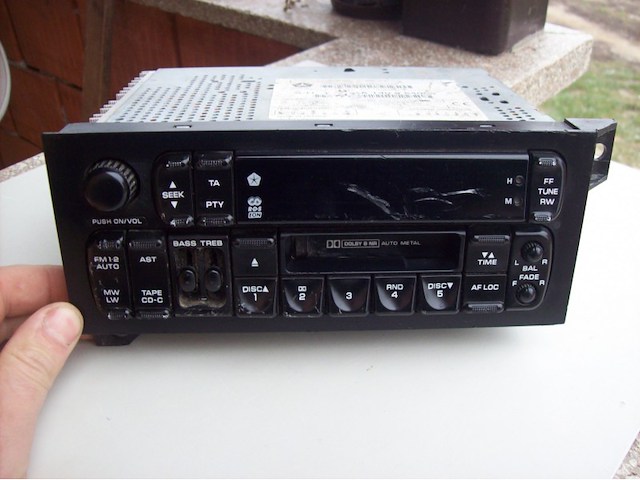 CHRYSLER GRAND VOYAGER RADIO CASSETTE PLAYER