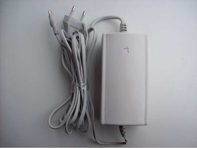 Apple adapter  9.5 v - 1.5 A