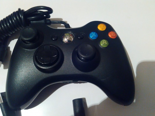 xbox 360 dzojstik   original u ispravnom stanju