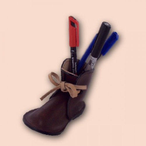 Kožna cipelica - stalak za olovke (braon)