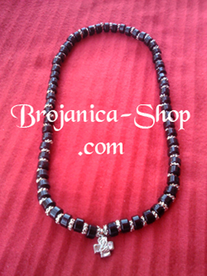 Ogrlica od crnih perli sa šajbnicama kratka uz vrat