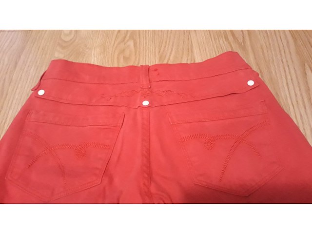 Crvene zenske pantalone