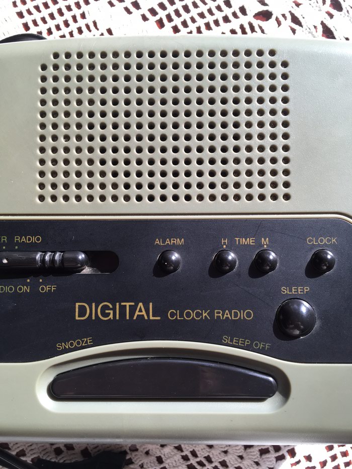 Digitalni radio sat Fugison sa alarmom za buđenje, crvenim svetlećim