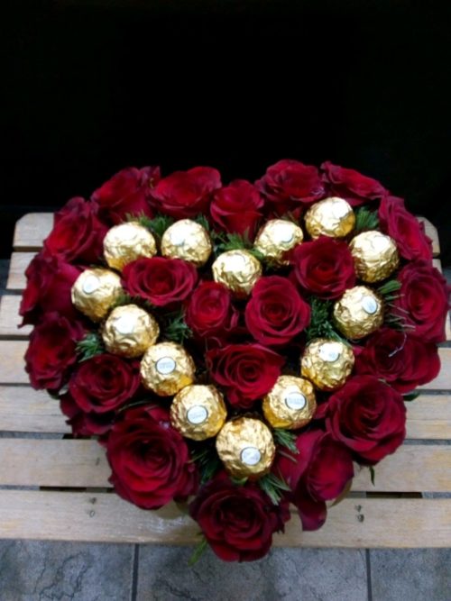 Aranžman 203, crvene ruže u srcu sa Ferrero Rocher bombonama