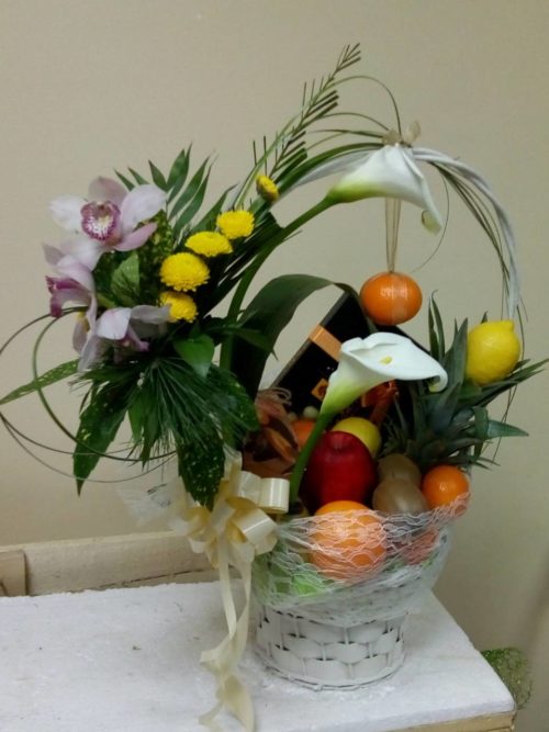 Korpa voće, cveće i dve bombonjere. Aranžman br. 132