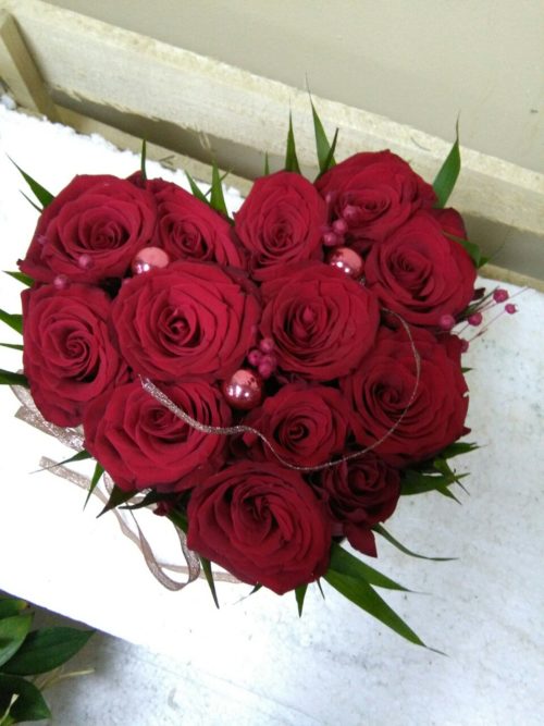 13 ruža u ukrasnoj kutiji u obliku srca. Aranžman br. 130