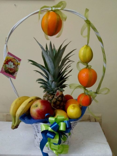 Voćna korpa (ananas, 2x banana, 3x jabuka, 3x pomorandža, 3x limun, 4x mandarina). Aranžman br. 118