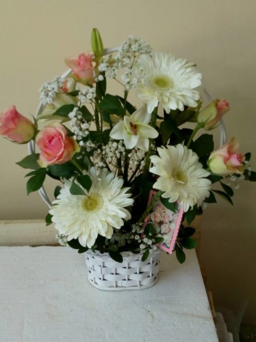 Gerberi, ruže, ljiljan, gipsofila sa zelenilom u pletenoj korpi. Aranžman br. 113
