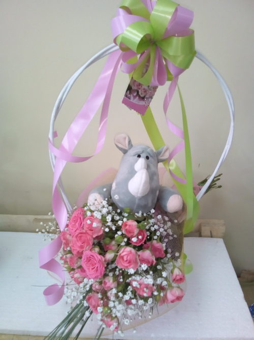 Aranžman nosorog i buket ruža sa gipsofilom u beloj pletenoj korpi. Aranžman br. 102