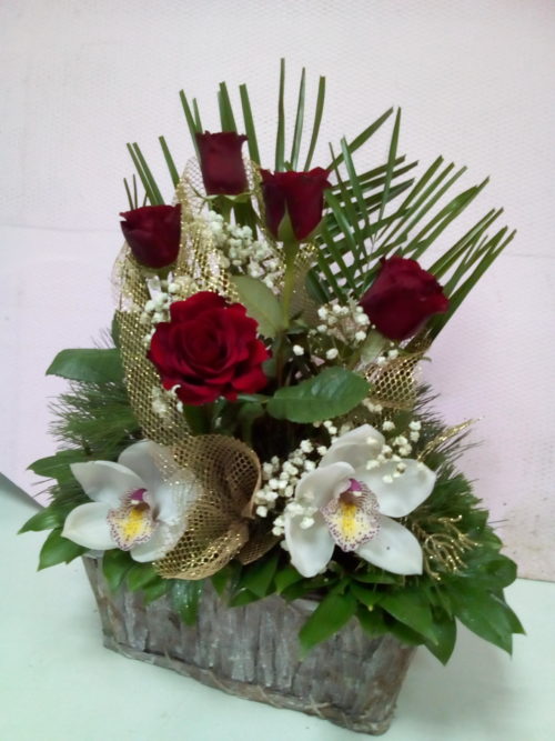 Aranžman 10, ruže, orhideje i zelenilo u ukrasnoj korpi