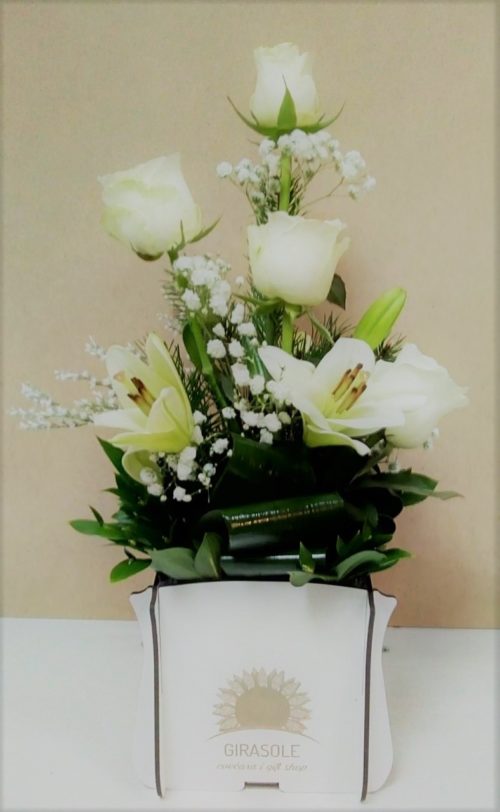 Aranžman 73, beli ljiljan, bele ruže, zelenilo u ukrasnoj kutiji