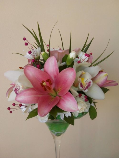 Ljiljani (5 cvetova), orhideje (4 cveta), margarete, karanfili, zelenilo, ukrasi