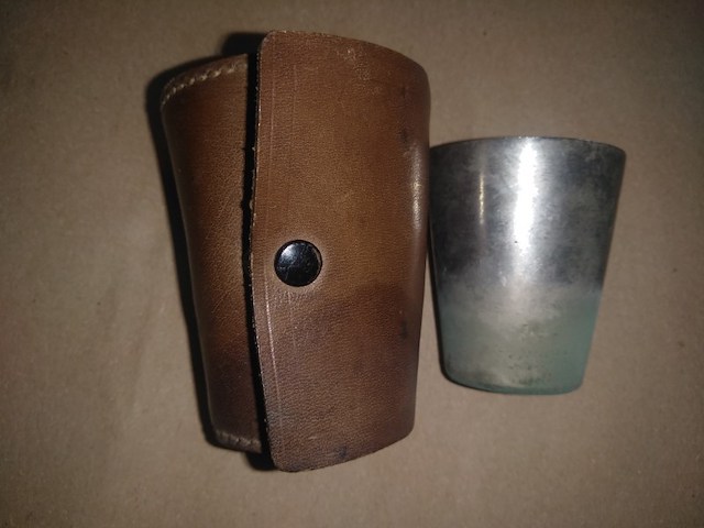 Metalna čaša u kožnoj futroli
