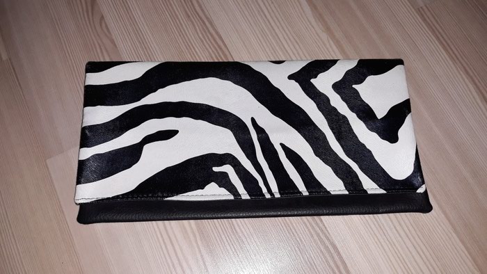 Pismo torbica, spoljašnja strana crno-bela (zebrasta), unutrašnja
