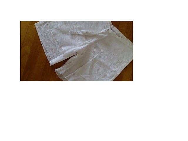 šorts bele boje sa duplim preklopom..kao nov