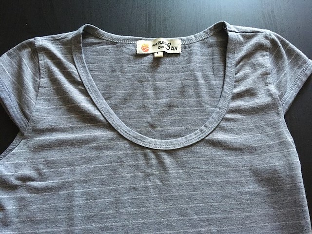 Siva majica sa protkanim srebrnim nitima