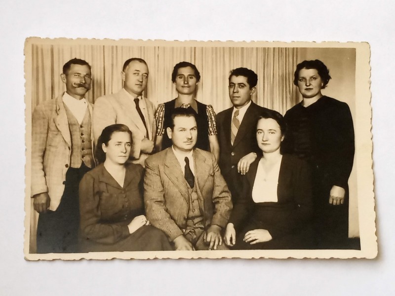Grupna Fotografija - Gospodin sa Velikim Brkovima -