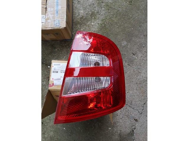 Skoda Fabia stop lampa zadnje svetlo desno NOVO