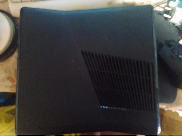 xbox 360 slim konzola ispravna 4 kao sa