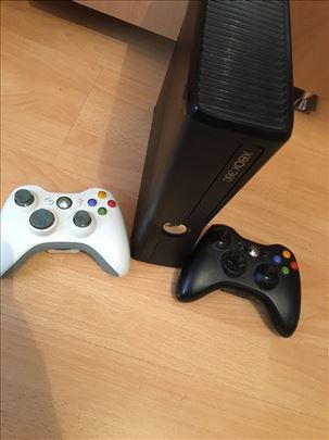 Xbox 360 (2 džojstika+22igrice)