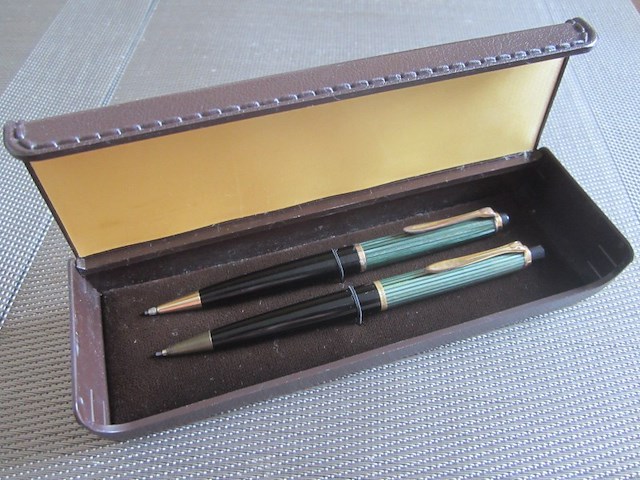 Stara kutija za dve olovke