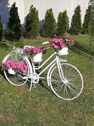 Starinski bicikl kao stalak za cvece