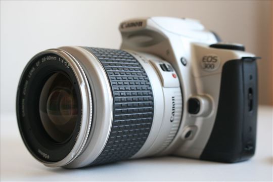 Canon EOS 300 sa objektivom Canon EF 28-90mm 1:4-5