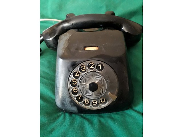 Stari bakelitni telefon