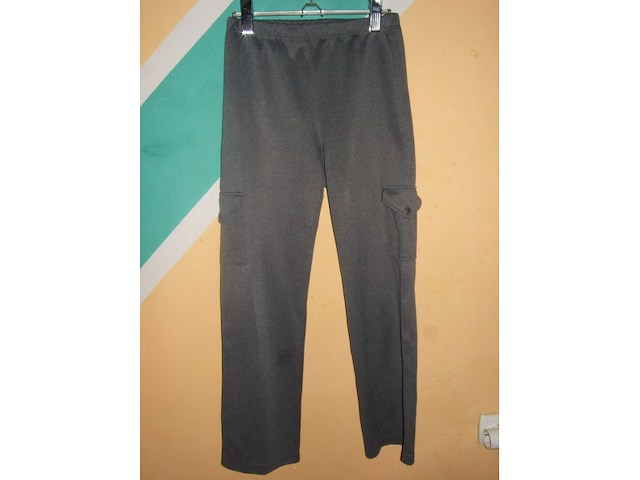 Sive trenerke-pantalone donji deo