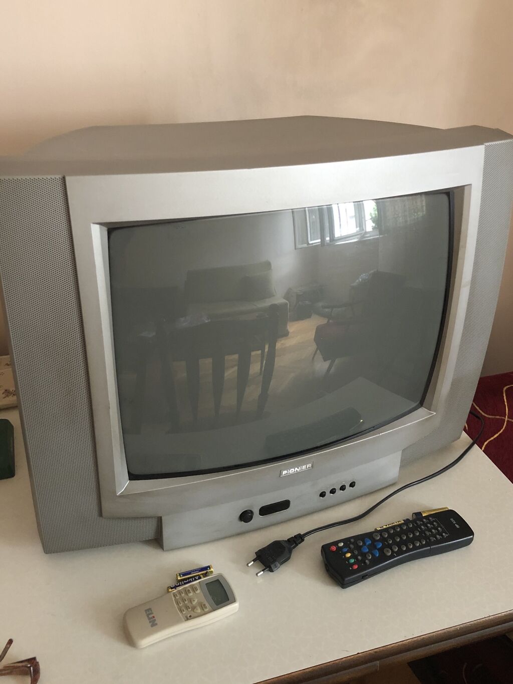 Korišćen CRT televizor Pionier sa daljinskim upravljačem, dijagonala 50.
