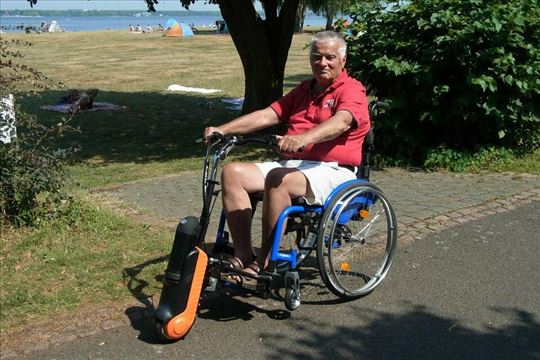 Električni uređaj za vuču invalidskih kolica