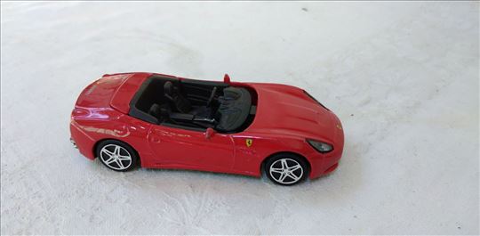 Burago Ferrari Callifornia, 1:43 ocuvan,fali stakl