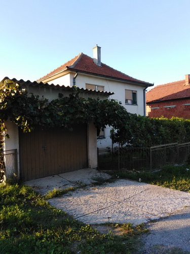 Prodajem kuću u Arandjelovcu 1 km od centra i 14,5 ari placa