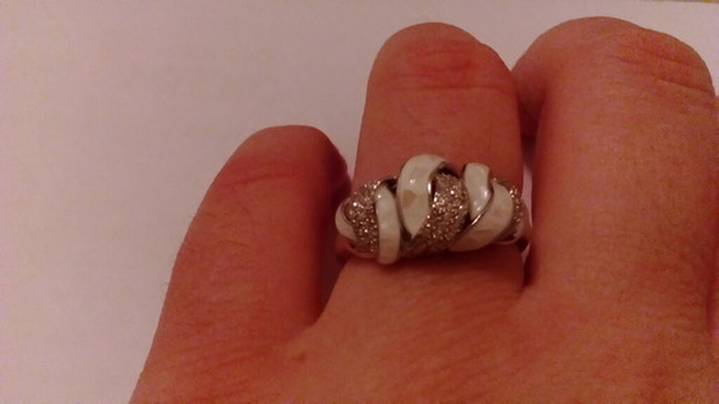 Srebrni prsten,nov,sa zigom 925,cirkonima i emajlom,veličina je 18mm
