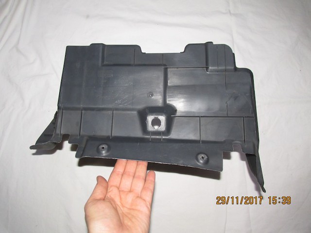(N195.103) Plastika oko kasete Ford Mondeo 1
