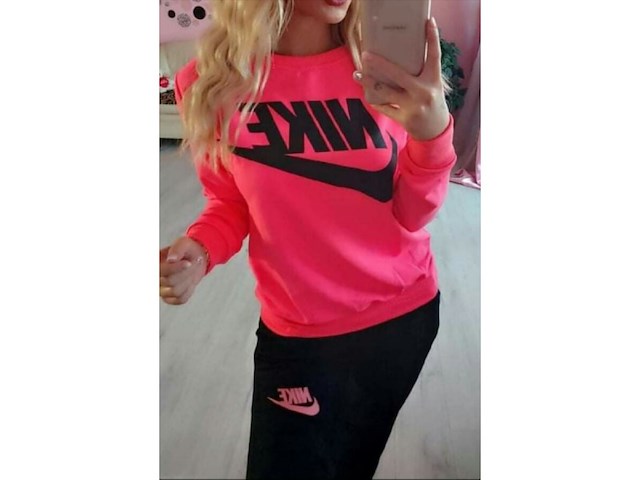 Nike zenska trenerka komplet roza NOVO