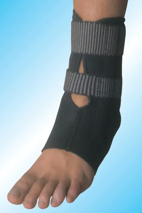 Ortoza za skočni zglob ojačana kaiševima i potporom od silikona