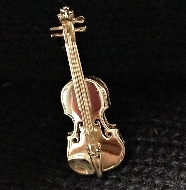Zlatni privezak sa brilijantima – violina