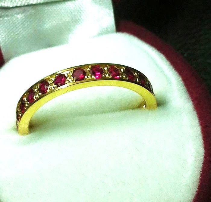 Muški zlatni prsten sa rubinima